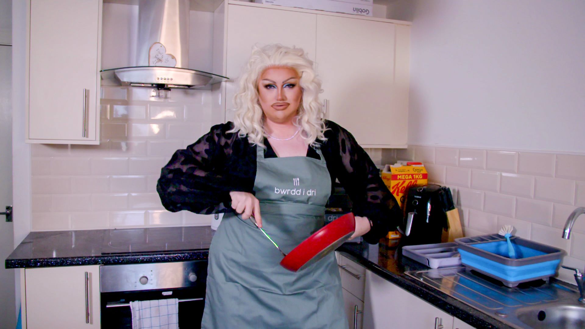 Bwrdd i Dri - Cyfres 3 | Comedi | S4C Clic