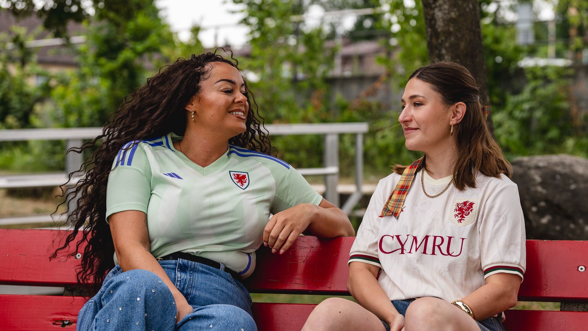 Euro 2025: Cymru ar Daith | Mared ac Aleighcia | S4C Clic