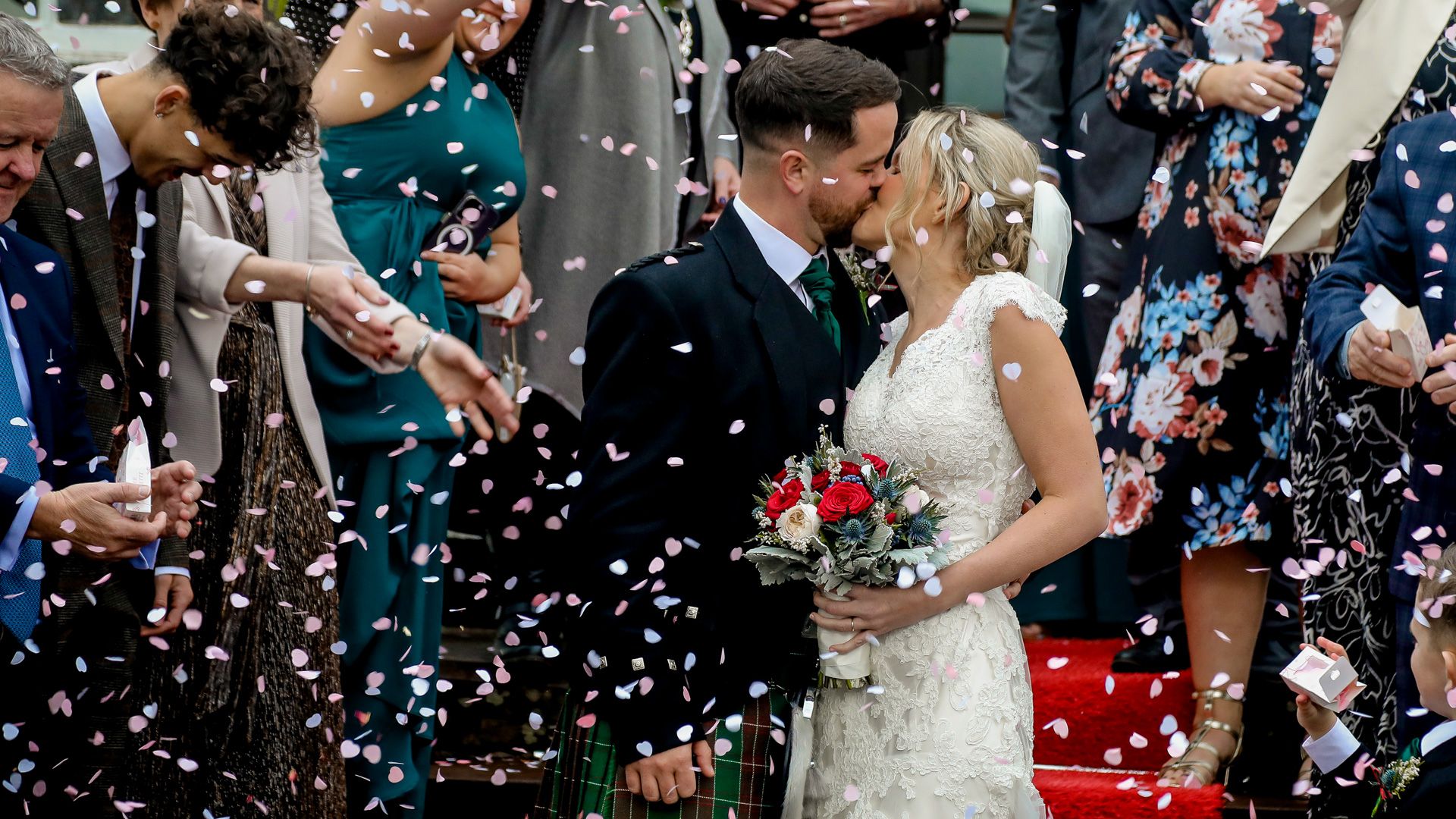 Priodas Pum Mil - Cyfres 7 | Sara & Dan (Gretna Green) | S4C Clic
